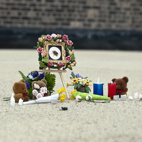 Miniature Memorials for Fallen Insects [4 Pics] | I Like To Waste My Time